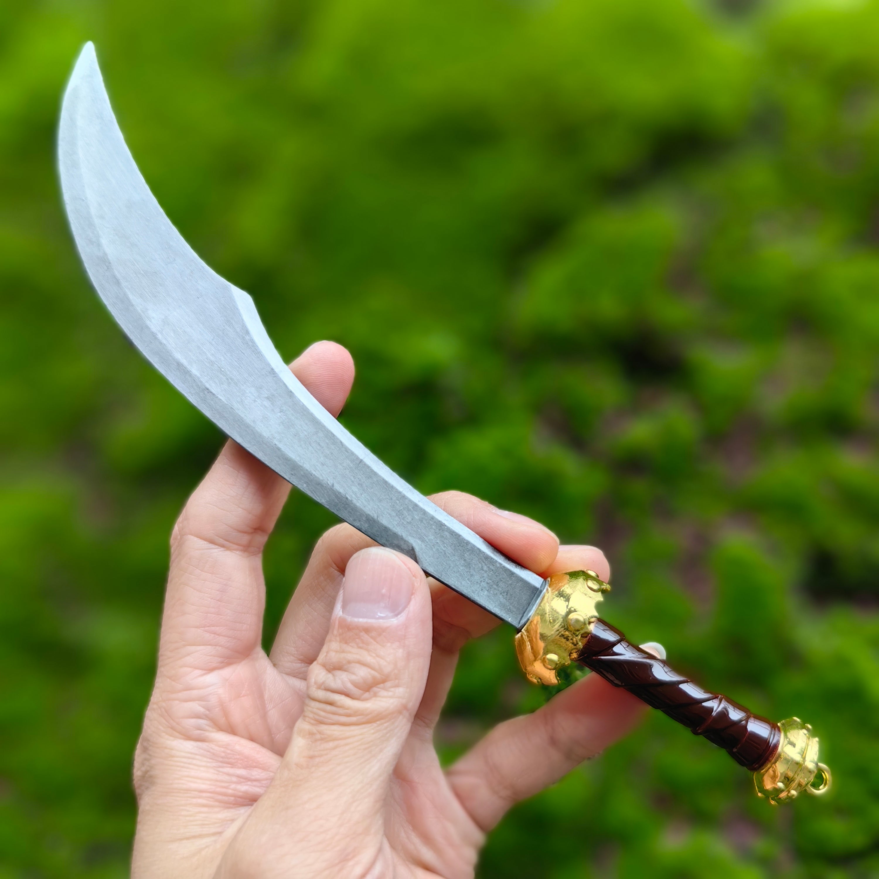 Behold the Scimitar: A Stirring Miniature Replica from Skyrim – Miniwarrior