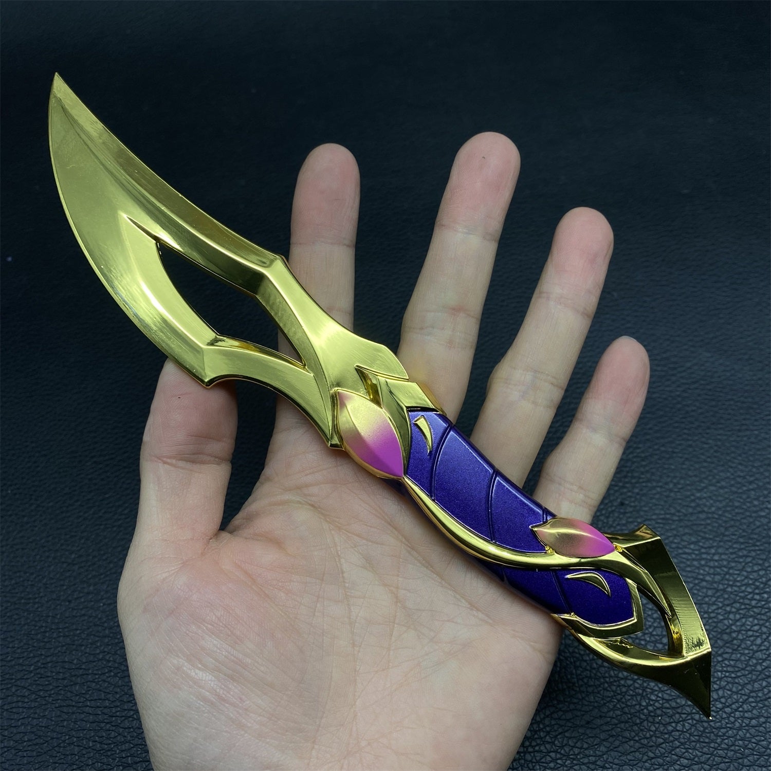 Val Mystbloom Fanblade Metal Miniature Replica – Miniwarrior